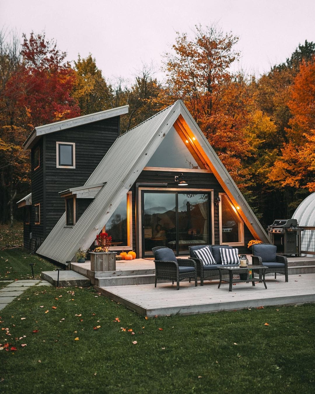 Casa de campo moderna y triangular junto al bosque. - Casas de Campo