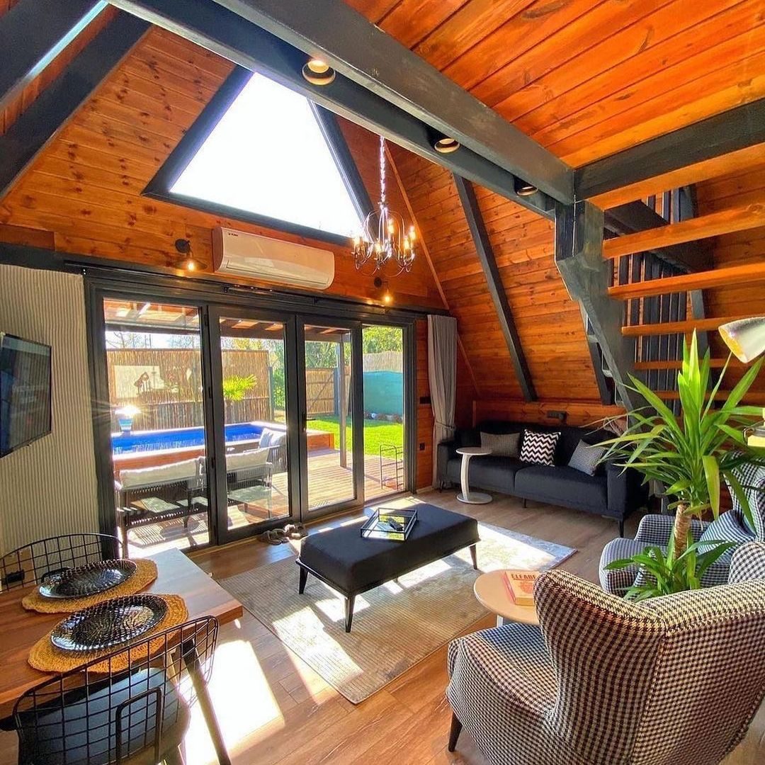 Exploremos juntos esta bella casa de campo triangular con piscina ...