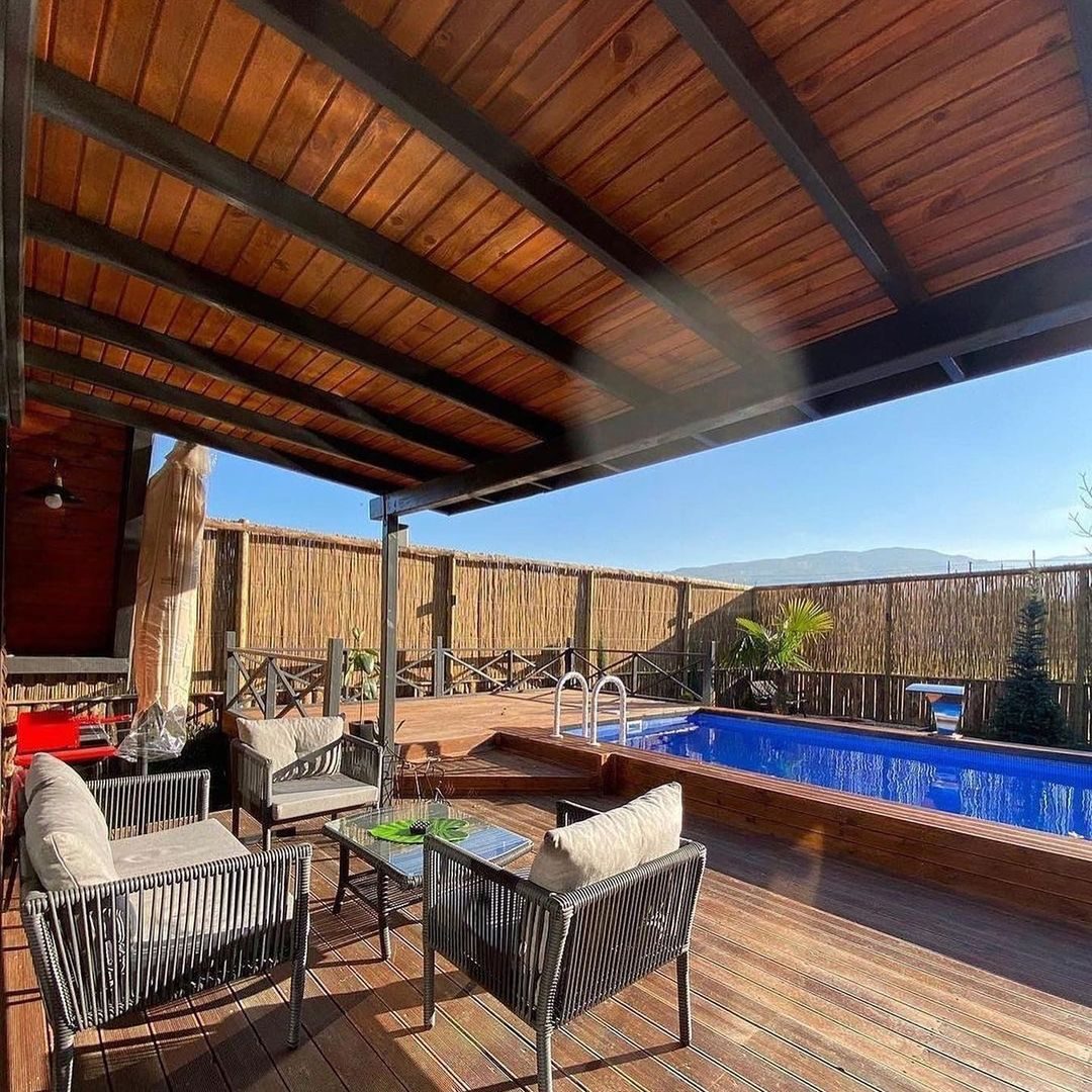 Exploremos juntos esta bella casa de campo triangular con piscina ...