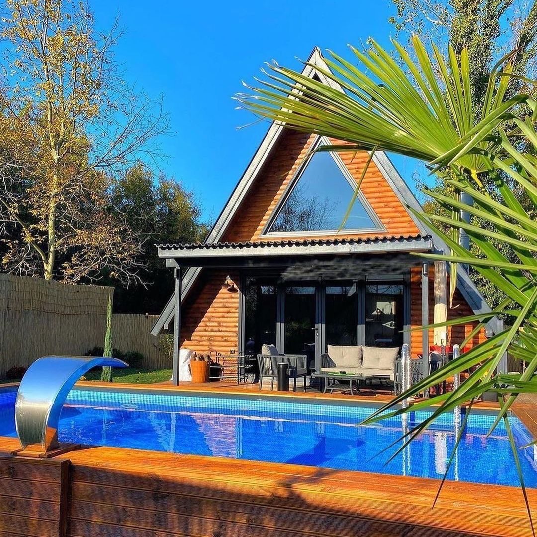 Exploremos juntos esta bella casa de campo triangular con piscina ...