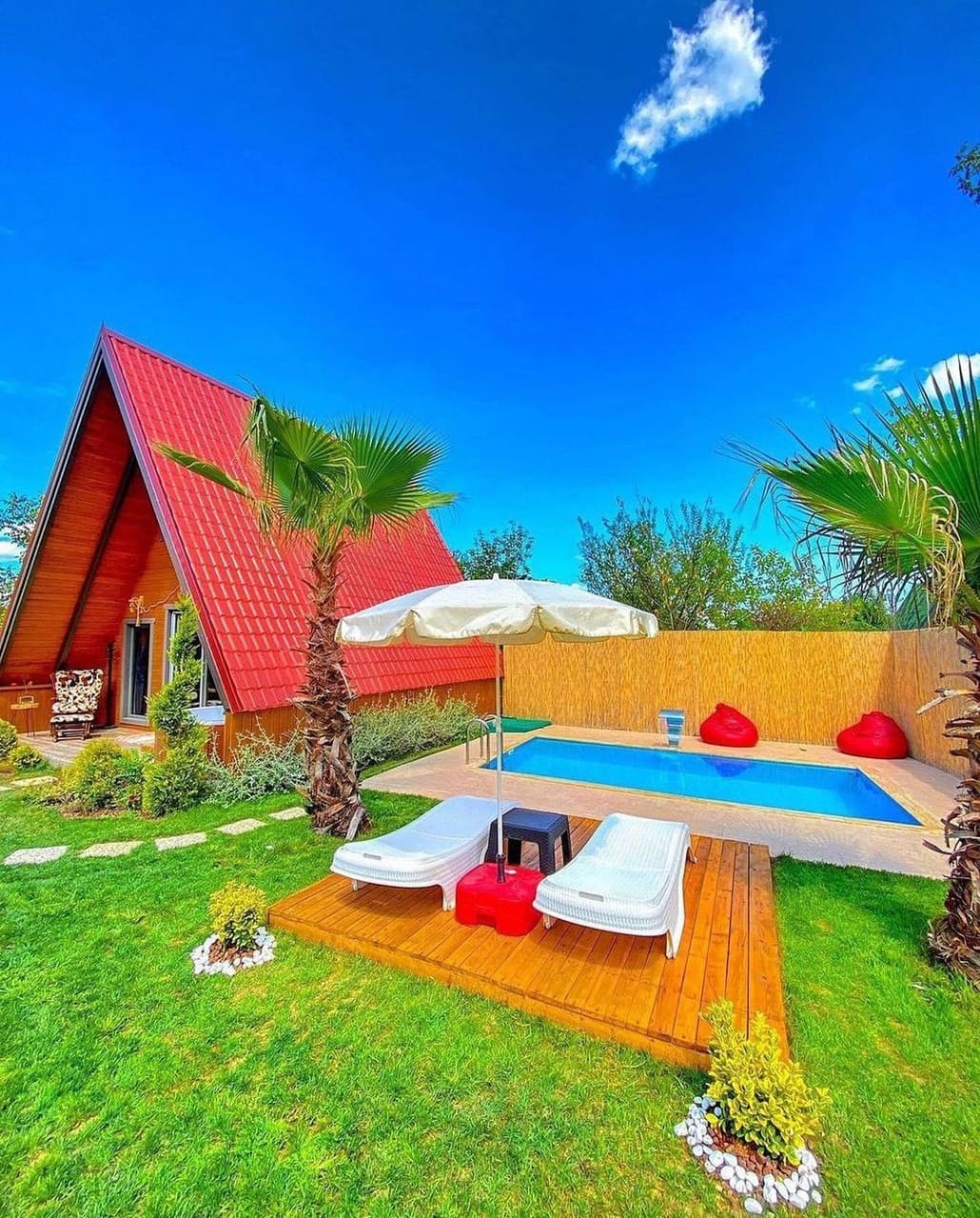 Casa triangular con techo rojo y piscina en 120 metros. - Casas de Campo