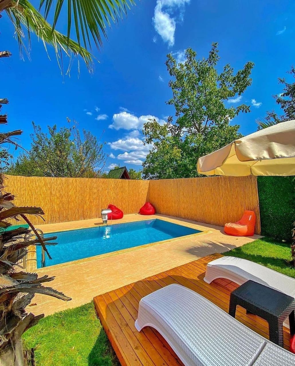 Casa triangular con techo rojo y piscina en 120 metros. - Casas de Campo