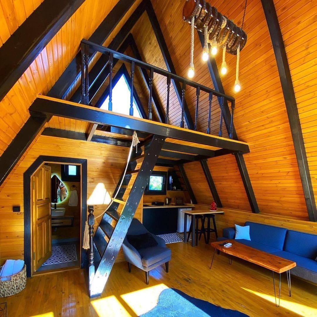 Casa alpina de madera y piscina rectangular en un terreno de 120 metros ...