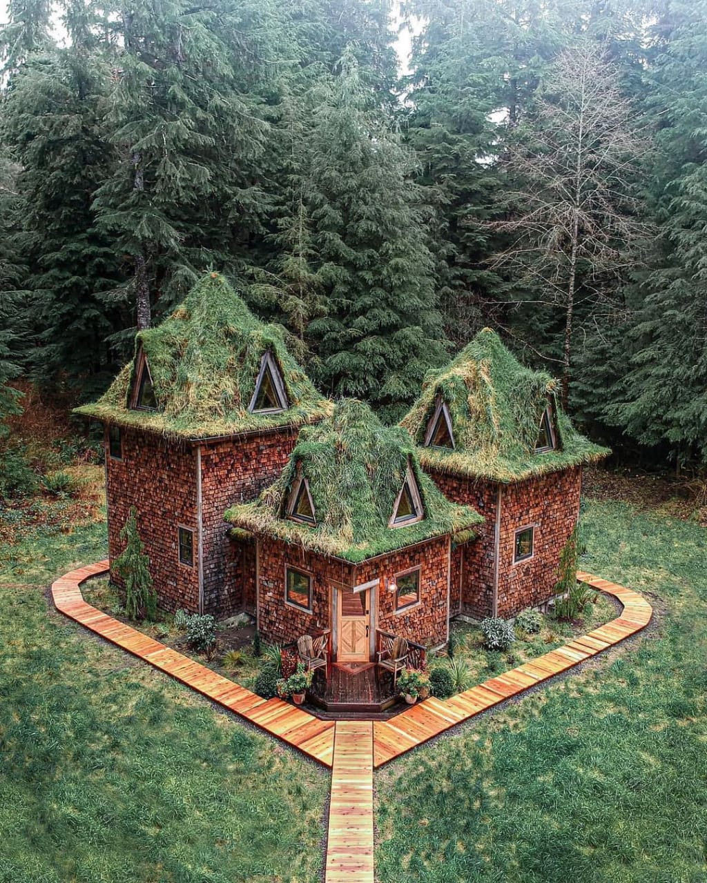 Mini casa estilo castillo de ladrillo y techo ecológico. - Casas de Campo