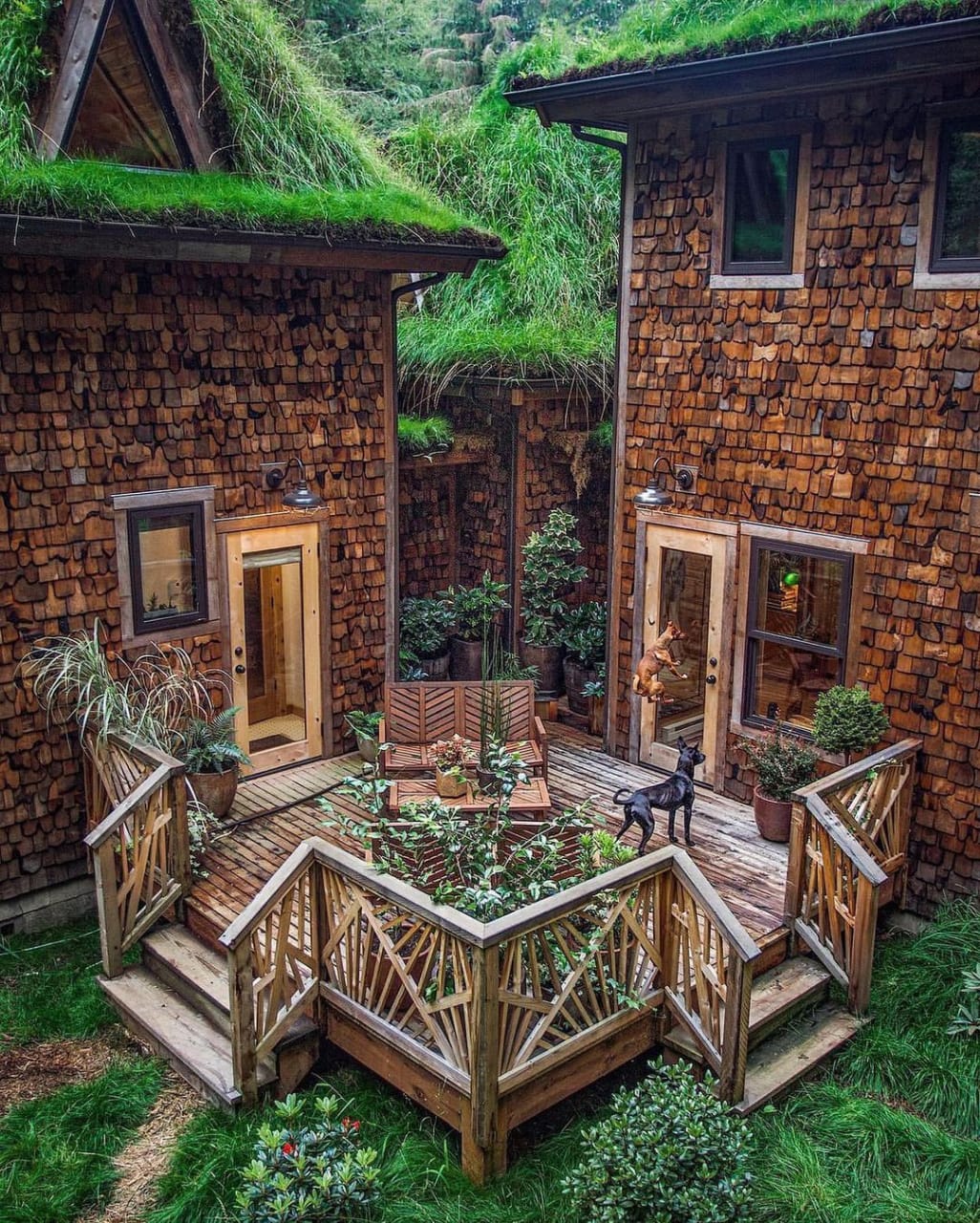 Mini casa estilo castillo de ladrillo y techo ecológico. - Casas de Campo