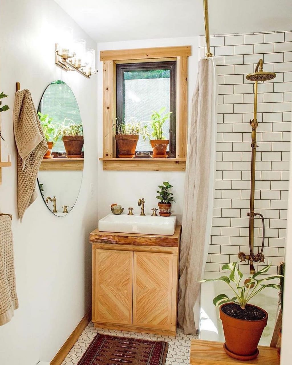 Mini casa estilo castillo de ladrillo y techo ecológico. - Casas de Campo