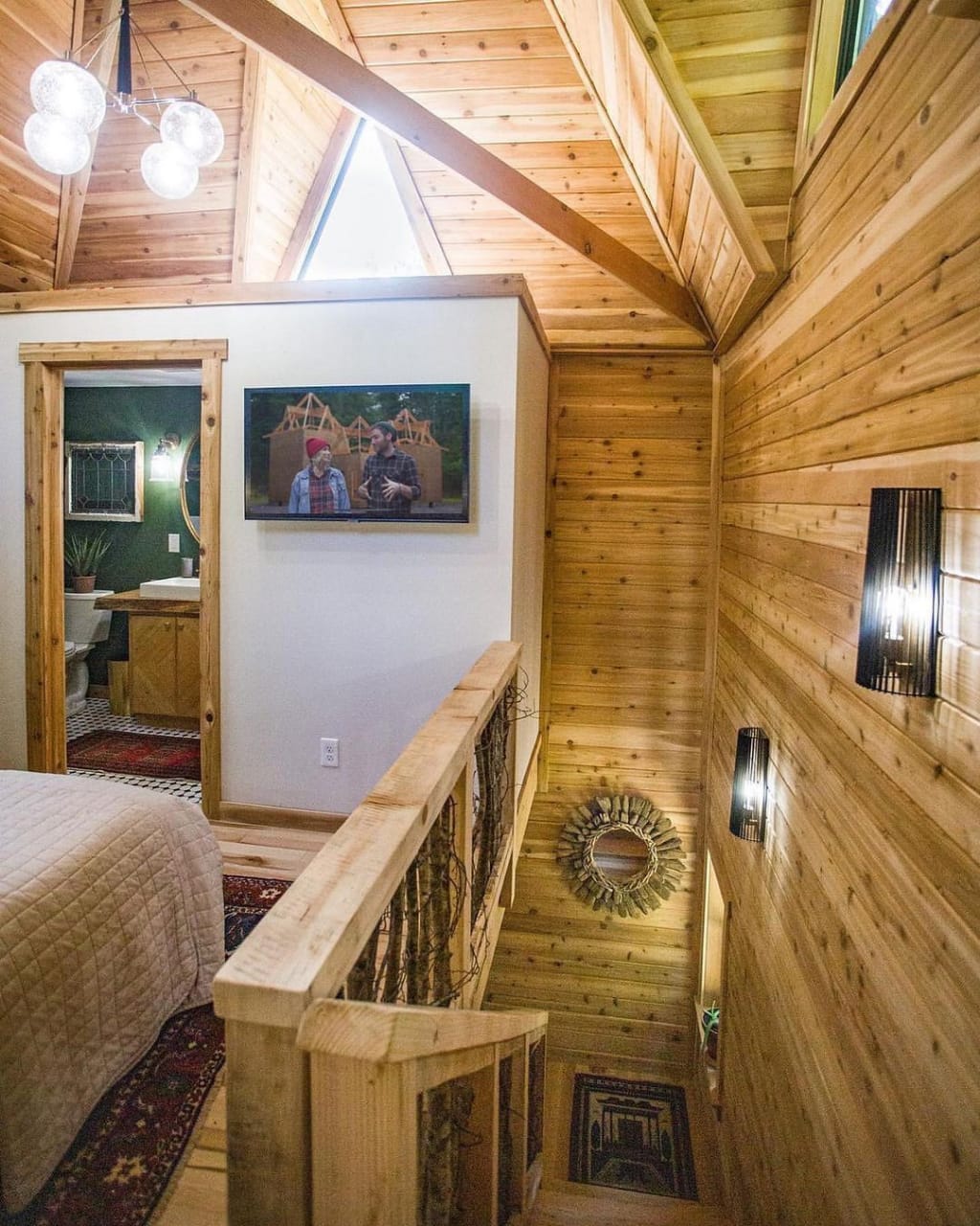Mini casa estilo castillo de ladrillo y techo ecológico. - Casas de Campo