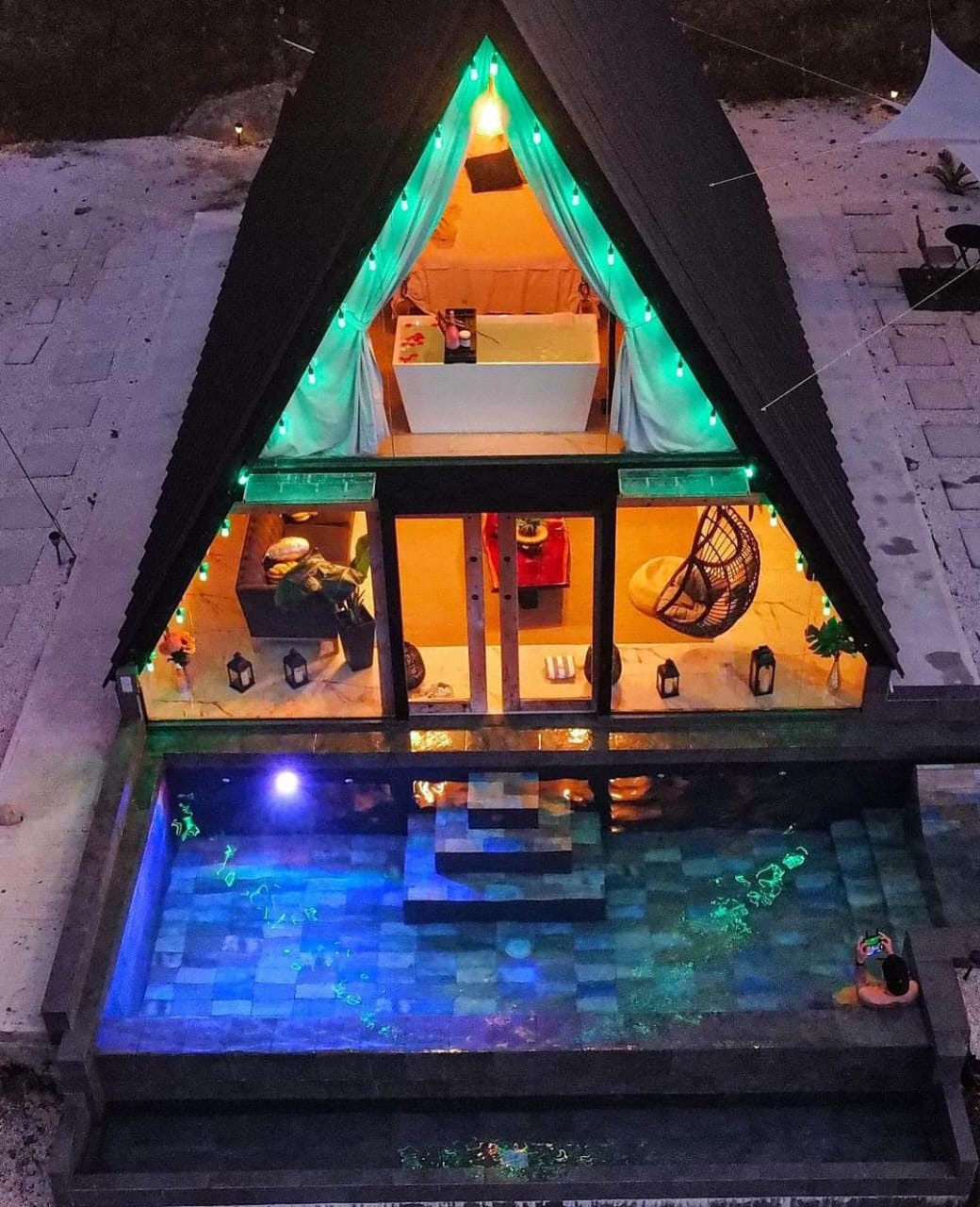 Vamos a explorar una casa triangular moderna con piscina. - Casas de Campo