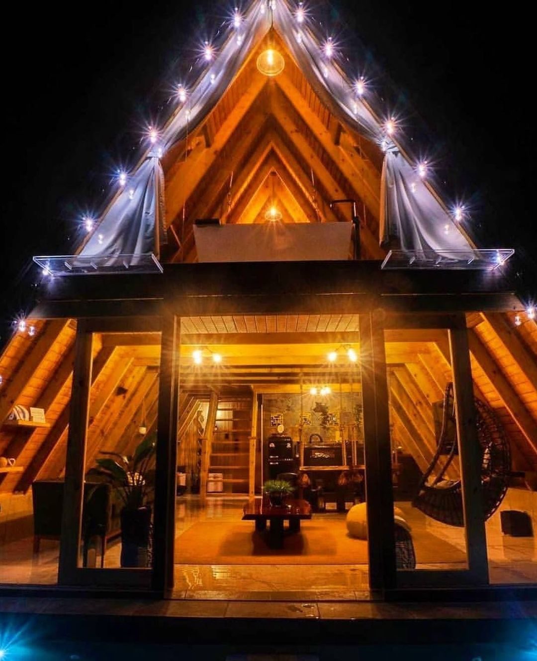 Vamos a explorar una casa triangular moderna con piscina. - Casas de Campo