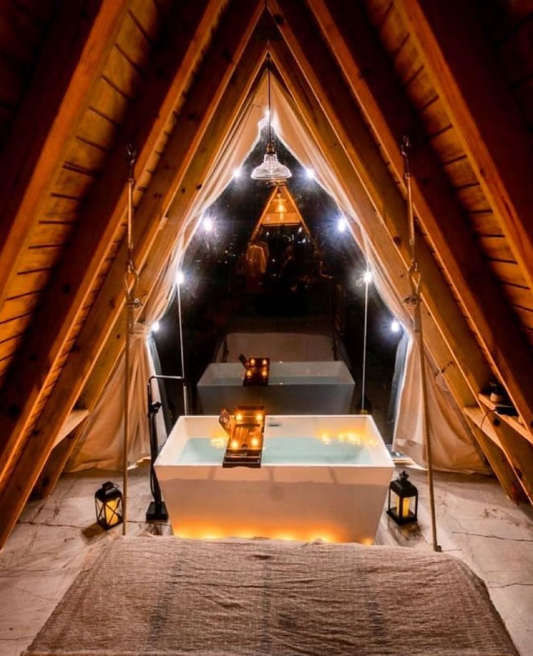 Vamos a explorar una casa triangular moderna con piscina. - Casas de Campo