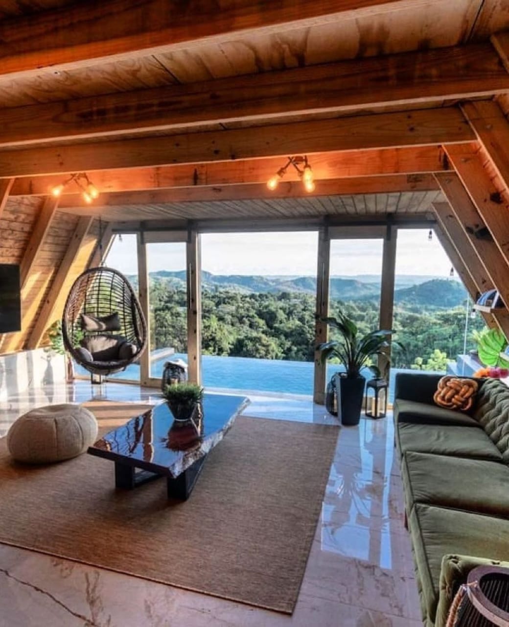 Vamos a explorar una casa triangular moderna con piscina. - Casas de Campo