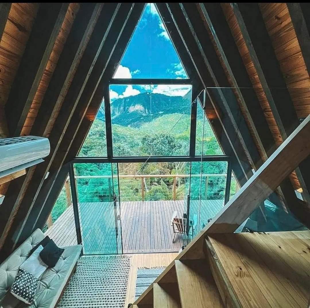Vamos a explorar una casa alpina en un clima tropical. - Casas de Campo