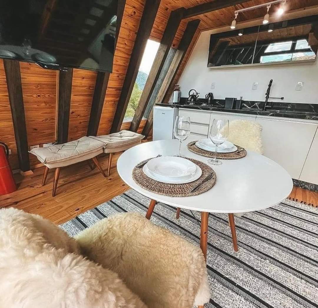 Vamos a explorar una casa alpina en un clima tropical. - Casas de Campo