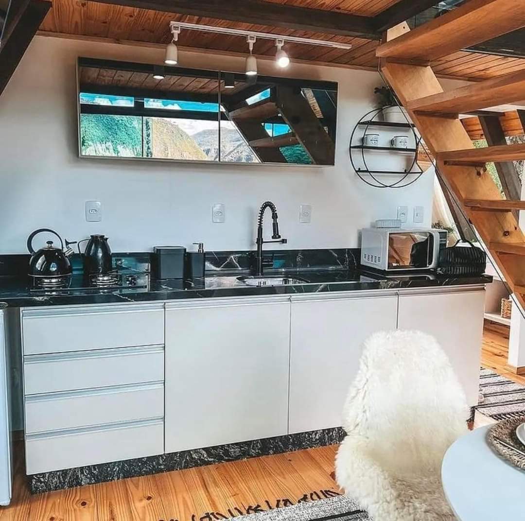 Vamos a explorar una casa alpina en un clima tropical. - Casas de Campo