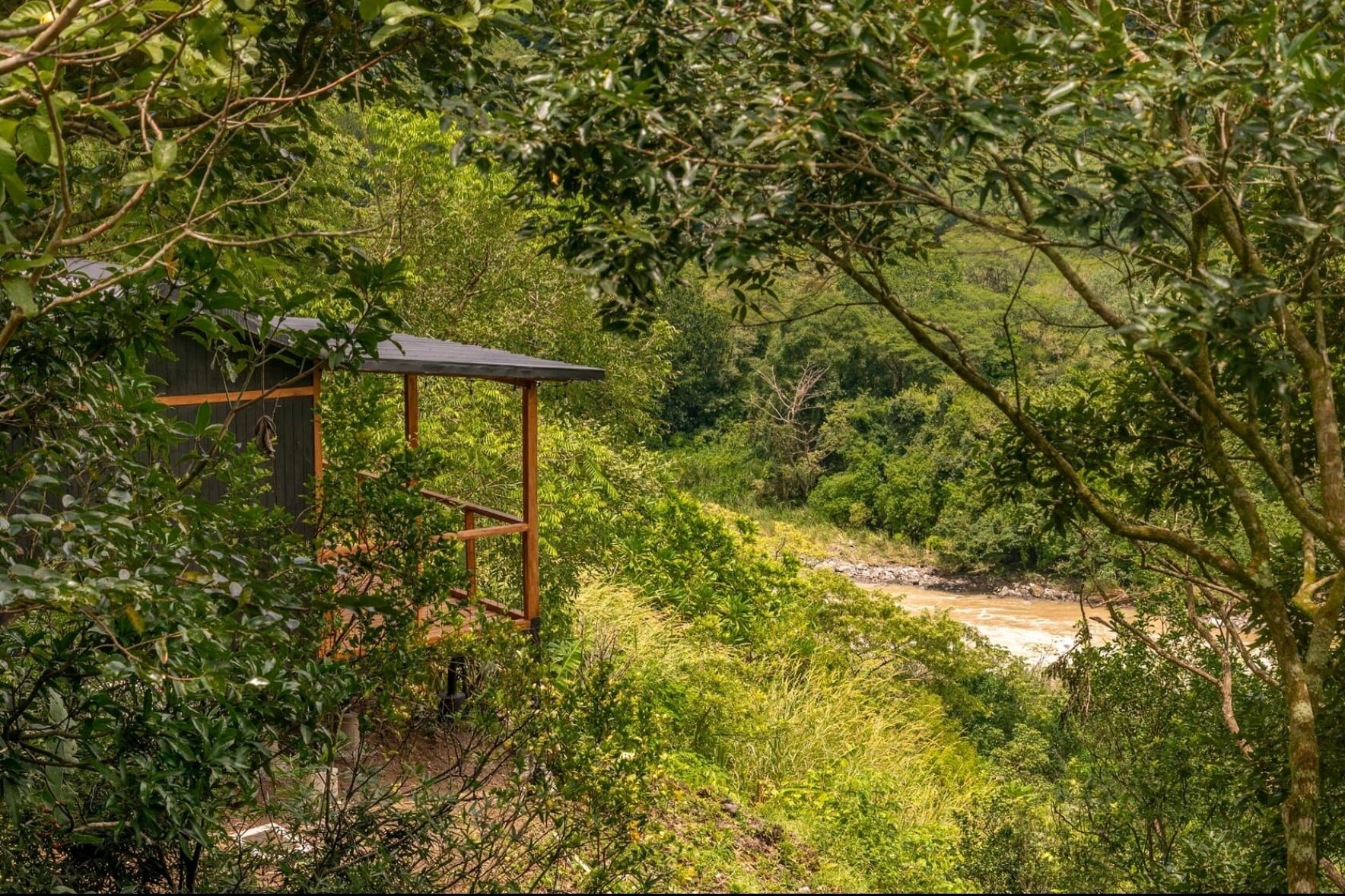 Exploremos esta bella cabaña de contenedor, junto a un río. - Casas de ...